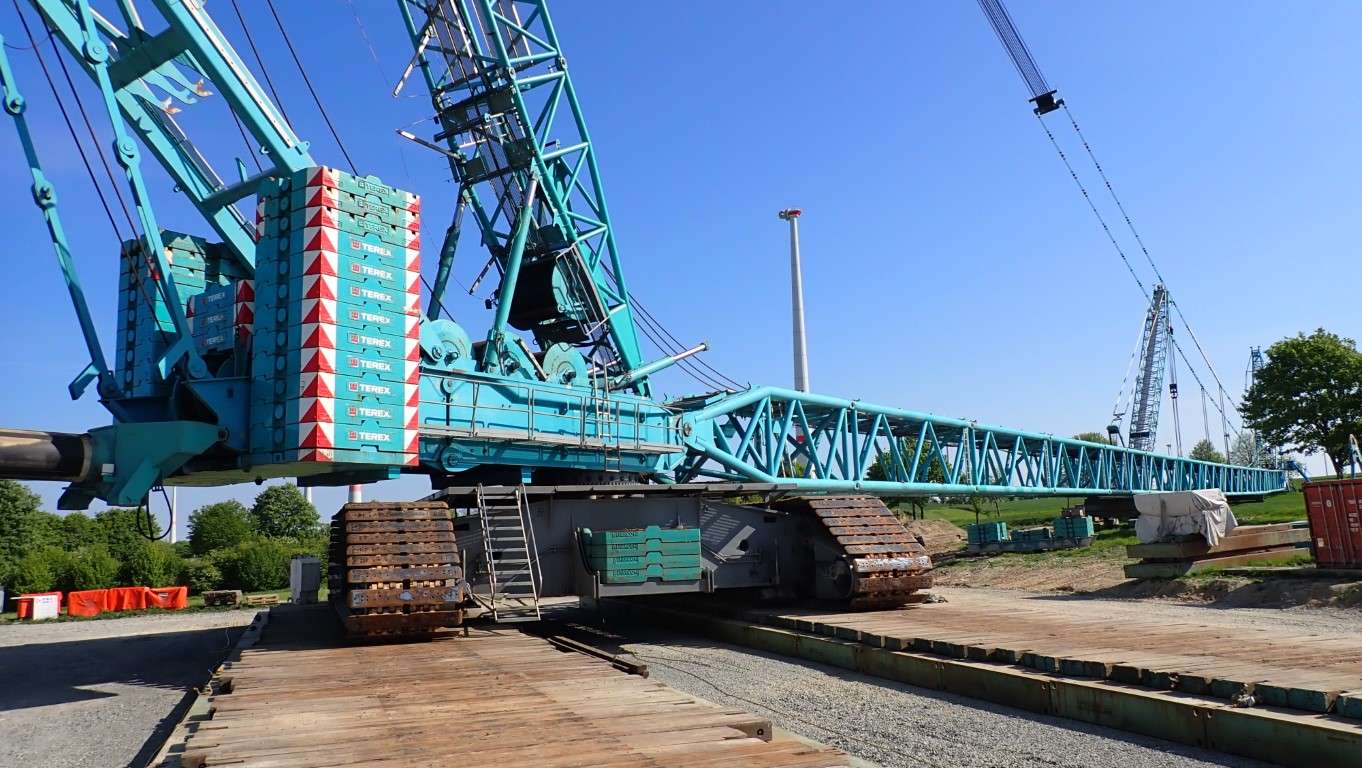 Free pictures of mobile and crawler cranes